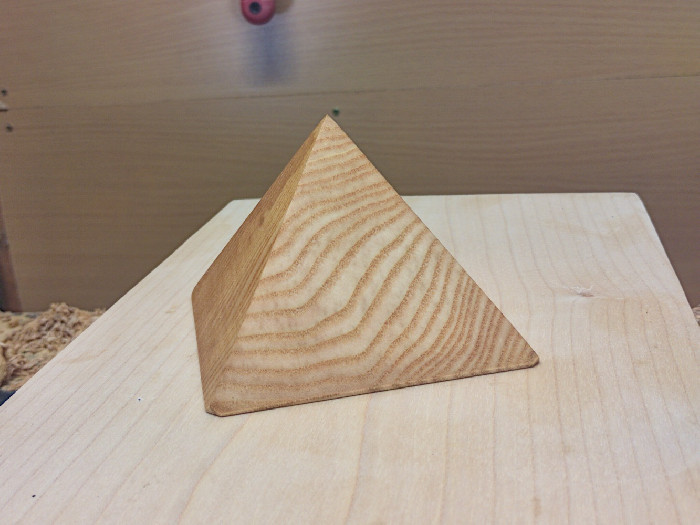 Cheopsova pyramida z jasanu